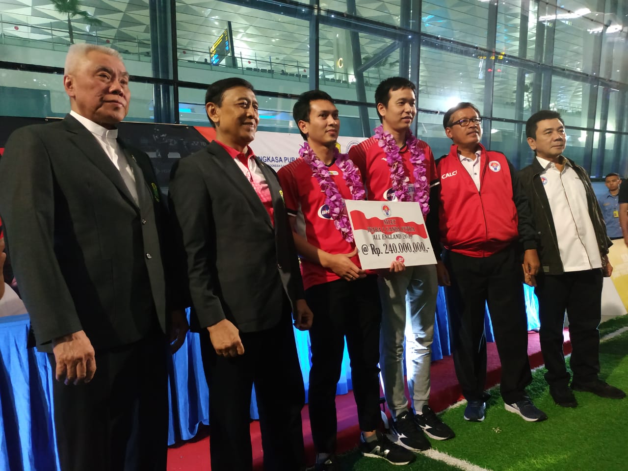 Tiba di Indonesia, Ahsan / Hendra Langsung Diguyur Bonus - bolaskor.com Tiba di Indonesia, Ahsan / Hendra Langsung Diguyur Bonus - bolaskor.com
